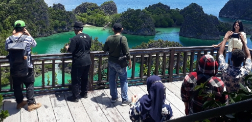 Tapaki 289 Anak Tangga, Terbayar dengan Panorama “Surga” di Puncak ...