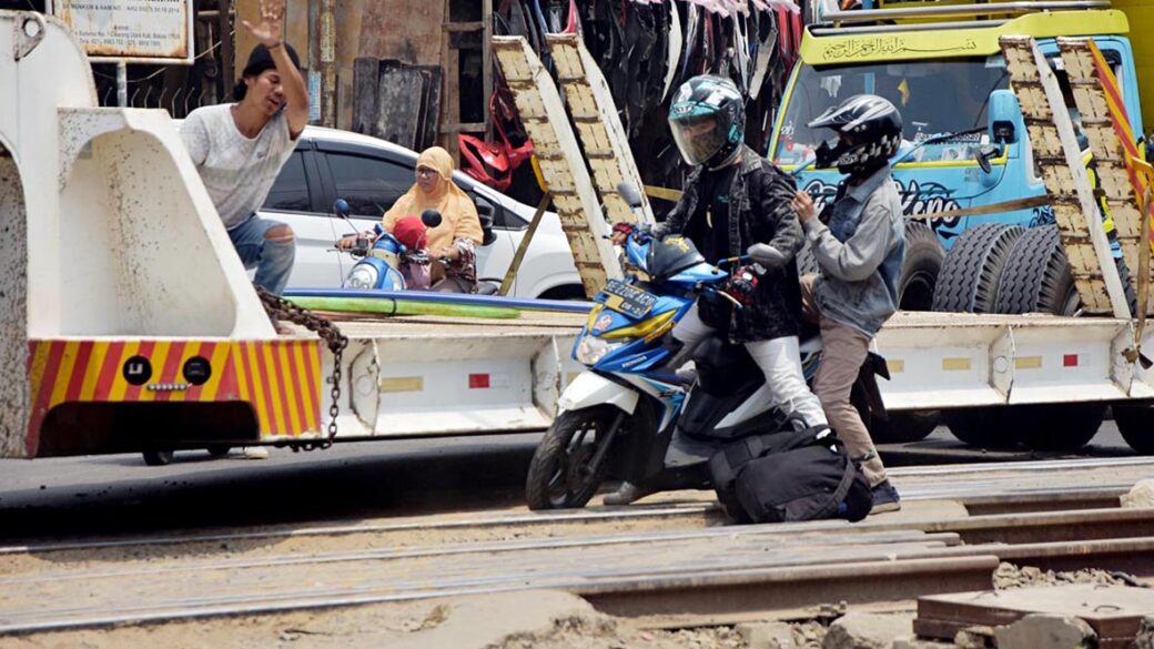 Sehari Bisa 20 Pengendara Motor Jatuh di Perlintasan Rel KA ...