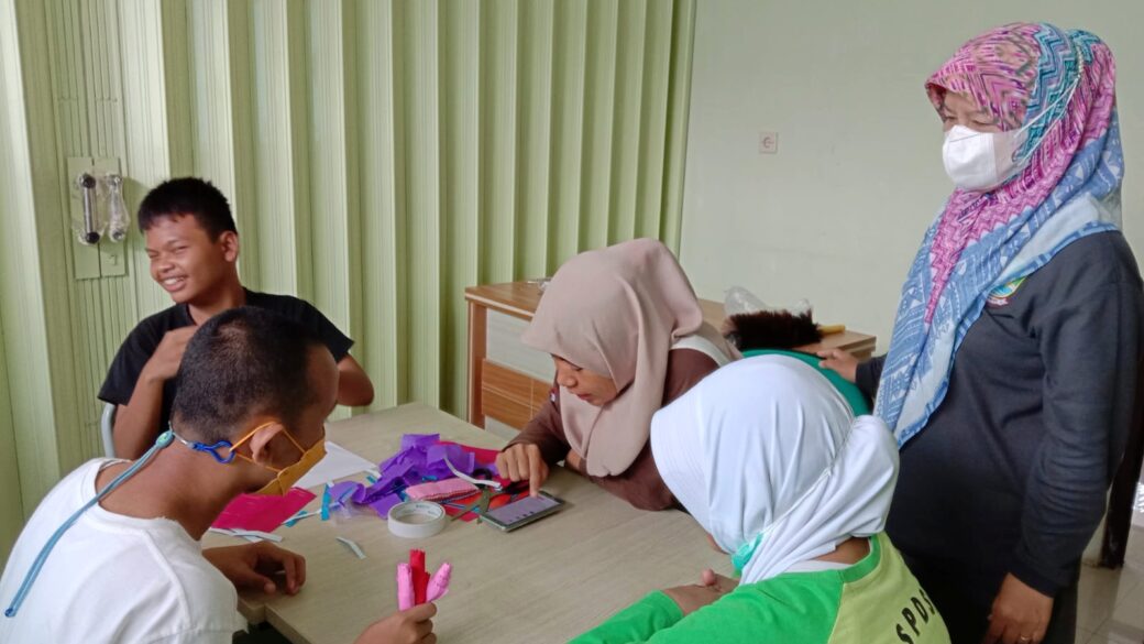 Guru SLB di Bekasi Masih Berupaya Tingkatkan Minat Belajar Siswa ...