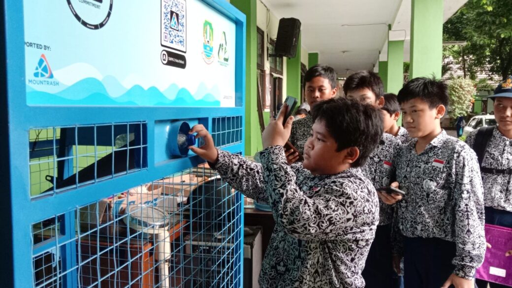 Smart Drop Box, Tempat Sampah Pintar Ini Memungkinkan Siswa Dapat Uang ...