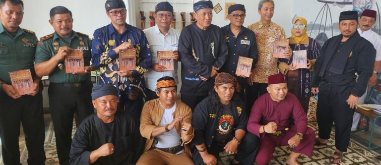 Ki Gatut Luncurkan Buku “Pisau Raut si Kecil yang Mempesona” di Bekasi ...